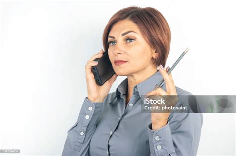 비즈니스 아름다운 여자는 흰색 배경에 그녀의 손에 연필로 전화에 말한다 경영자에 대한 스톡 사진 및 기타 이미지 경영자 공부 귀여운 Istock