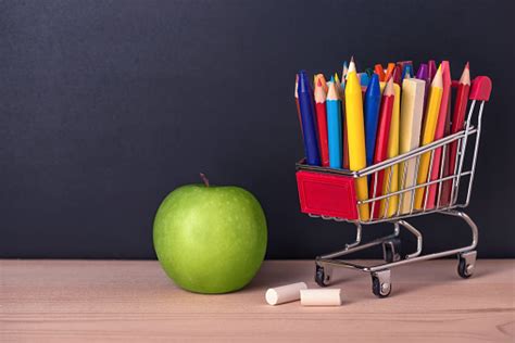 그린 애플 크롬 쇼핑 카트 펜 크레용 교육 개념 초 검은 칠판 배경 클로즈업 교습에 대한 스톡 사진 및 기타 이미지 교습 교육 금속 Istock
