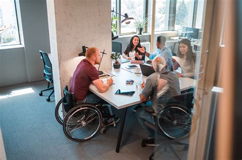 빅 데스크에서 브레인스토밍을 하는 소규모 직원 그룹의 높은 각도 보기 비즈니스에 대한 스톡 사진 및 기타 이미지 비즈니스 모임 사람들 Istock