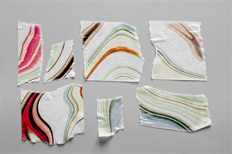 회색 배경에 흰색 테이프 세트에 대리석 패턴입니다 수평 및 다른 크기 다채로운 스티커 테이프 접착제 조각에 찢 겼 다 0명에