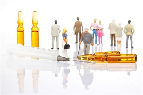 Pessoas Em Miniatura Homem E Mulher De Pé Perto De Ampolas Médicas E Uma Seringa Conceito De