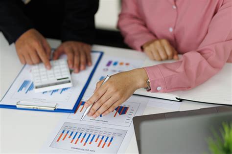 사무실 책상에서 재무 제표 회계 데이터의 회의 토론 계산 및 분석 재무 개념 세금 시스템 예산 배분 및 투자를위한 재무 계획 경영자에 대한 스톡 사진 및 기타 이미지