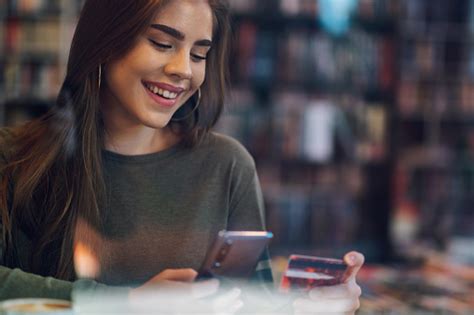 카페에서 온라인 쇼핑을 위한 스마트폰과 신용카드를 사용하는 여성 20 24세에 대한 스톡 사진 및 기타 이미지 20 24세 Brand Name Smart Phone