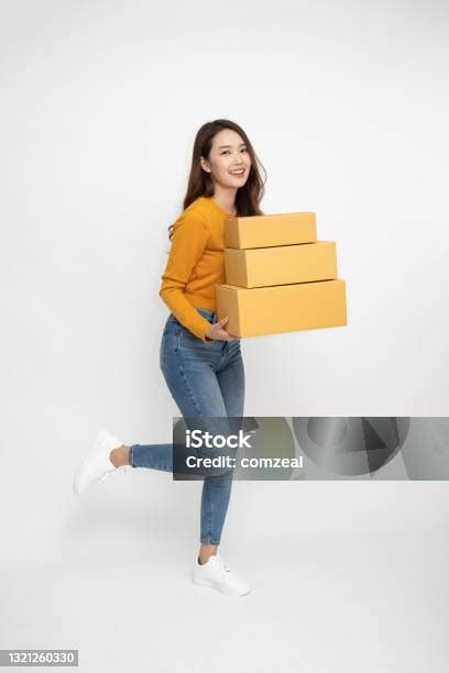 행복한 아시아 여성 미소와 흰색 배경에 고립 된 패키지 소포 상자를 들고 배달 택배 및 배송 서비스 개념 전체 길이 사람들 구성