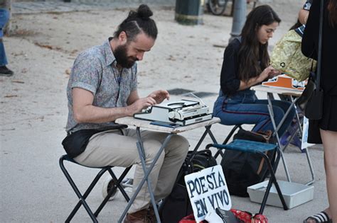 스페인 마드리드의 공공 거리에서 야외에서 구식 빈티지 타자기로 라이브 시를 쓰는 남자와 여자 2명에 대한 스톡 사진 및 기타 이미지 Istock