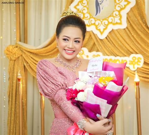 သူမရဲ့နတ်ကန္နားပွဲသို့လာရောက်ကြည့်ရှုတဲ့သူတွေကို ပိုက်ဆံတွေအုပ်လိုက်ကိုင်ပြီး ကြဲနေတဲ့ နှိုင်းရ