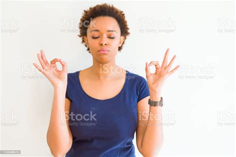 흰색 배경 위에 젊은 아름 다운 아프리카계 미국인 여자 휴식과 손가락으로 명상 제스처를 하 고 눈을 감고 미소 요가 개념입니다 들이마심에 대한 스톡 사진 및 기타 이미지
