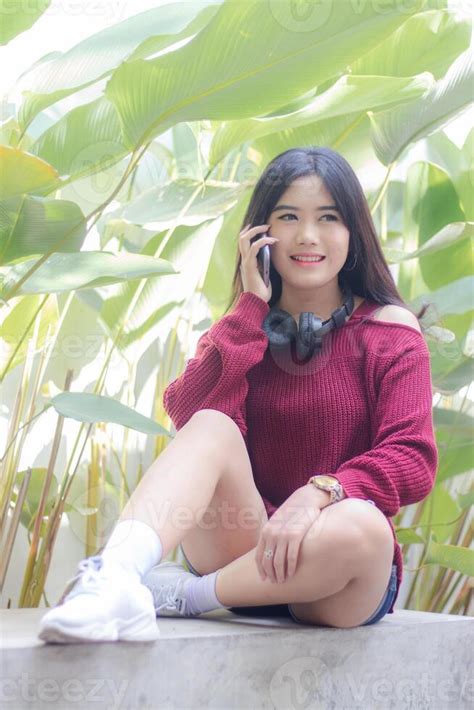 Portrait De Magnifique Sexy Asiatique Femme Explorant Caf En Plein Air Souriant Fille Appels