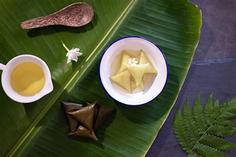 바나나 잎 삼각형 모양 삶은 시럽과 얼음으로 먹는 찹쌀로 만든 디저트 태국 디저트 카오 톰 남운이라고 합니다 0명에 대한 스톡 사진 및 기타 이미지 Istock