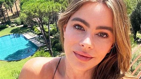 Sofia Vergara Ligt Zonder Top Te Zonnen En Showt Vol Trots Haar Lijf