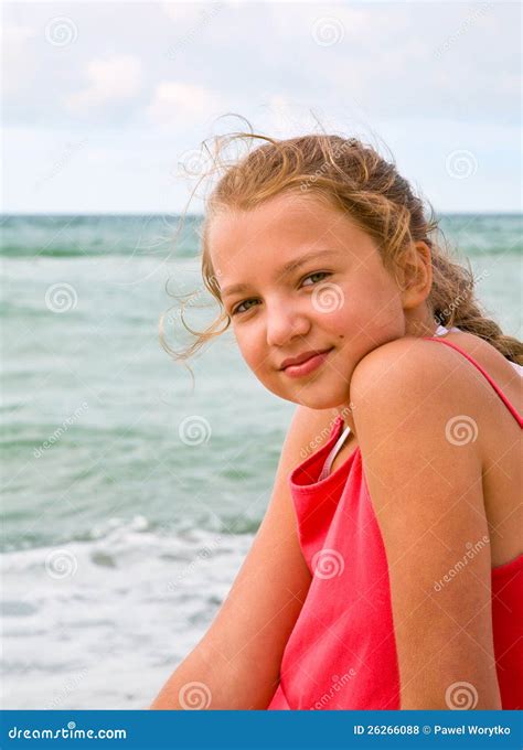 Jeune Fille Sur La Plage Photo Stock Image Du Bleu Gens 26266088