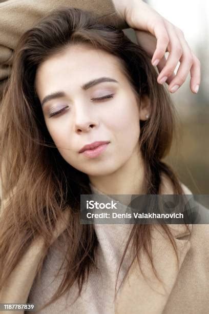 깨끗한 피부 천연 화장품과 메이크업코트 패션 모델의 여성의 뷰티 아트 초상화 가을에 대한 스톡 사진 및 기타 이미지 가을