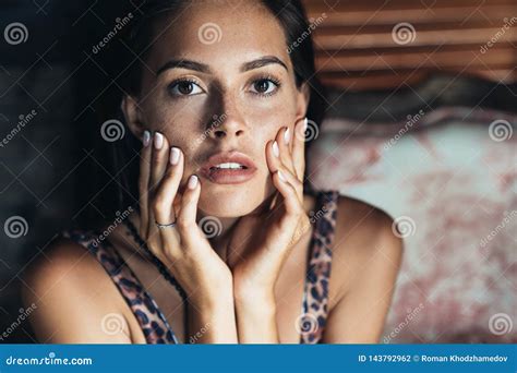 Ritratto Di Bella Ragazza Sensuale Con Trucco Naturale Che Posa E Che Esamina Macchina