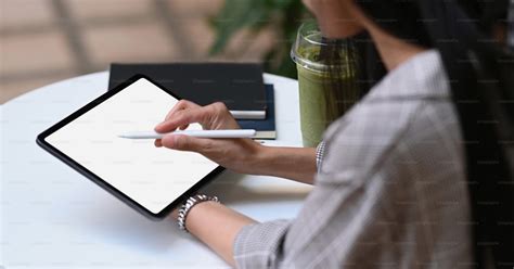 공원에 앉아 있는 동안 디지털 태블릿 화면에 스타일러스 펜 그림을 들고 있는 젊은 크리에이티브 디자이너 사진 Unsplash의 태국 이미지