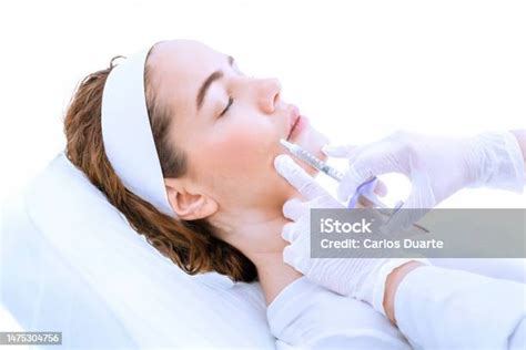 미용 클리닉에서 고객의 얼굴에 주사를 하는 작물 미용사 2명에 대한 스톡 사진 및 기타 이미지 2명 30 34세 건강관리와 의술 Istock