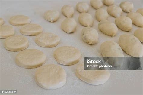 흰색 조리대에 효모 반죽에서 먹거리와 도넛으로 빵을 굽는 준비 0명에 대한 스톡 사진 및 기타 이미지 0명 날것 달콤한 롤빵 Istock