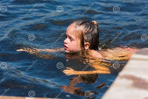 Kleines Mädchen Badet Im See Stockbild Bild Von Glück Wasser 76687349