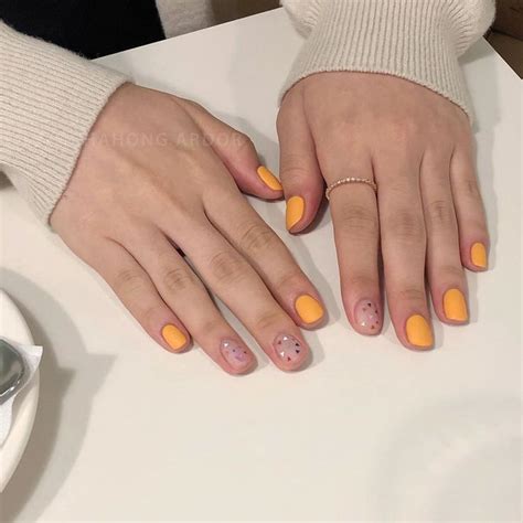 차홍아르더 청담점 네일 신슬기 On Instagram “제가 요즘 귤색에 빠져있어요😊 스팽글에 무광을 더해주면 또 다른 매력이 있답니다 ️