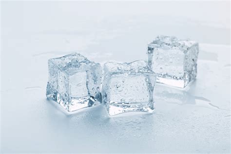 푸른 색조와 밝은 배경에 방울여러 녹은 얼음 조각 0명에 대한 스톡 사진 및 기타 이미지 0명 각얼음 개체 그룹 Istock