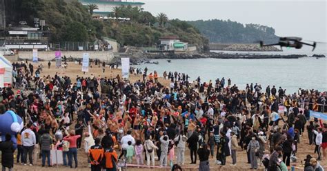 새해 첫날 서귀포 바다에 풍덩…국제펭귄수영대회 개최