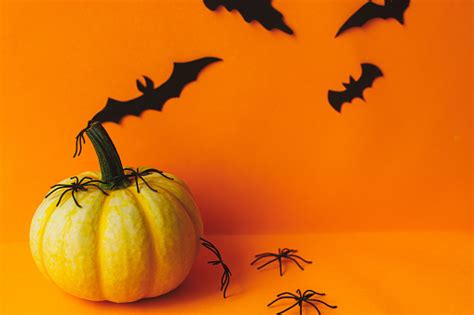 즐거운 할로윈 보내세요 호박과 유령에 검은 거미 오렌지 배경에 박쥐 장식 현대 할로윈 정물 텍스트 공간이 있는 카드 템플릿 할로윈에 대한 스톡 사진 및 기타 이미지 Istock