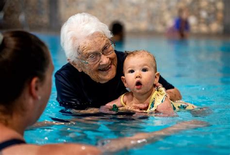 နှစ် ၅၀ ကျော်ကြာတဲ့အထိ ကလေးတွေကို ရေကူးသင်ပေးနေဆဲ ၁၀၂ နှစ် အဘွားအို Yoyarlay Digital Media And