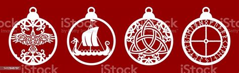 고대 바이킹 마법 상징으로 설정된 크리스마스 공 드락카르와 룬 Yule 축하 새해 파티 초대장을위한 장식 템플릿을 걸고 있습니다 레이저 플로터 절단 또는 인쇄에 적합합니다