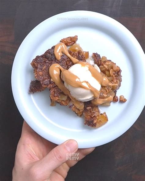 아침에도 간식으로도 찰떡인 건강한 디저트 달콤한 사과와 고소한 땅콩버터 크럼블이 완벽한 조합이에요 🥜🍏 밀가루 설탕 건강한 단맛 오븐 Or 에어프라이어로 간편하게 5분