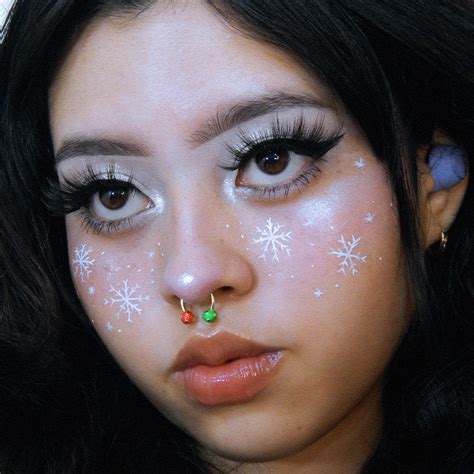 Oufer 16g Red And Green Bauble Ball Internally Threaded Septum Ring