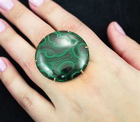 Массивное золотое кольцо с крупным контрастным уральским малахитом 73 56 карата купить в