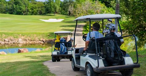 아시아 사람들의 그룹 사업가와 수석 Ceo는 골프 컨트리 클럽에서 함께 야외 활동 라이프 스타일 스포츠 골프를 즐깁니다 여름