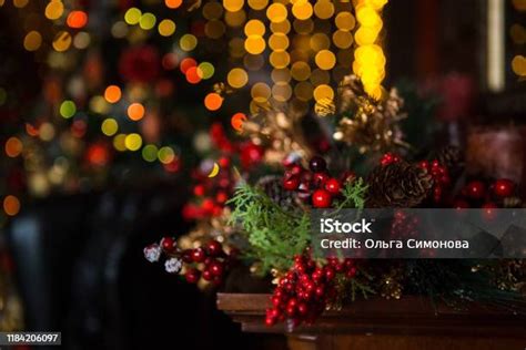 크리스마스 장난감 화환 및 조명의 인테리어 요소 휴일을위한 가정 장식 0명에 대한 스톡 사진 및 기타 이미지 0명 겨울 계절 Istock