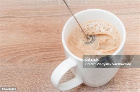 하루를 잘 시작하기 위해 부엌의 나무 테이블에 흰색 컵에 우유와 거품을 곁들인 맛있는 향기로운 가벼운 커피의 제조법 0명에 대한 스톡 사진 및 기타 이미지 Istock