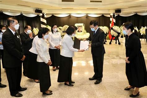 លោកស្រីកិត្តិសង្គហបណ្ឌិត ឃួន សុដារី ដឹកនាំគណៈប្រតិភូកាកបាទក្រហមកម្ពុជា ចូលរួមគោរពវិញ្ញាណក្ខន្ធ