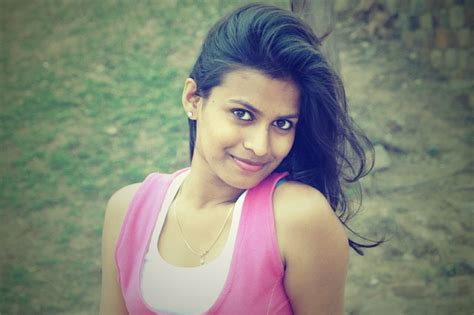 අතවරයට පැමිණි සල්ලාලයාව කොණ්ඩෙන් ඇදන් පොලිසියට ගිය වීර ශිෂ්‍යාව ඡායාරුප සහිතයි Indian Woman