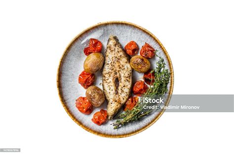 접시에 토마토와 감자를 곁들인 구운 넙치 생선 스테이크 흰색 배경에 격리 0명에 대한 스톡 사진 및 기타 이미지 0명 고명 구이 Istock