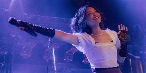 Lyn Lapid Rilis Single Yang Berjudul Detached