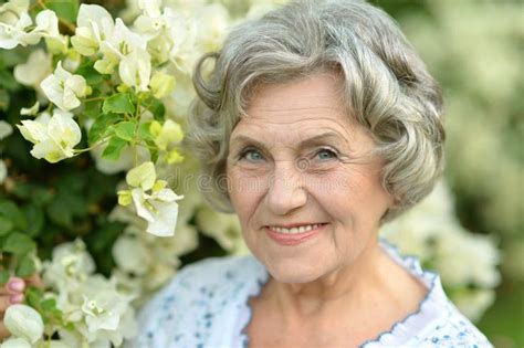 Пожилая женщина с компьтер книжкой Стоковое Фото изображение насчитывающей бело усмехаться