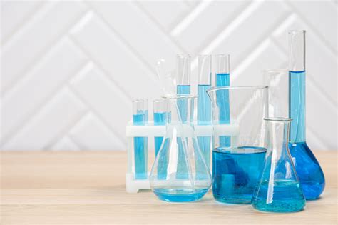 테스트 튜브에 파란색 액체가있는 실험실 유리 제품 과학 실험실 플라스크 드롭퍼 페트리 접시 비커 및 실린더 실험실 장비 0명에 대한 스톡 사진 및 기타 이미지 Istock