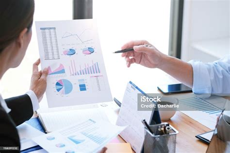 비즈니스 사람들 회의 디자인 아이디어 전문 투자자 작업 새로운 시작 프로젝트 개념 사무실에서의 비즈니스 계획 경영자에 대한 스톡