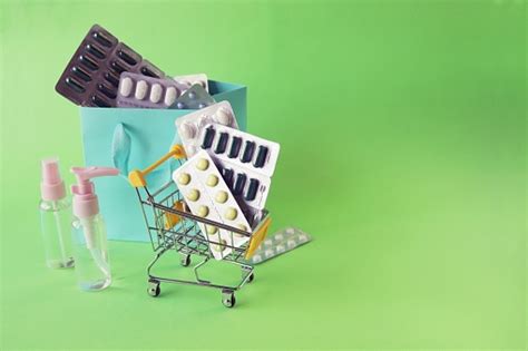 다양한 알약과 캡슐장난감 트롤리 밝은 배경에 스프레이 건강관리와 의술에 대한 스톡 사진 및 기타 이미지 건강관리와 의술 바구니 밝은 빛 Istock