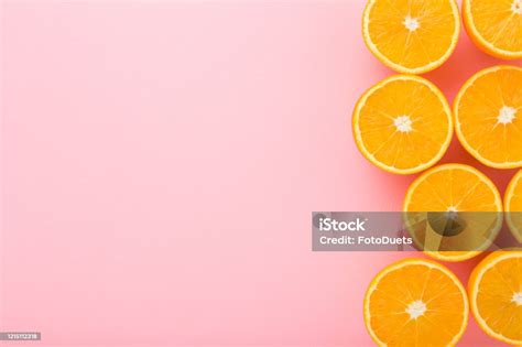 오렌지의 밝은 반쪽 신선한 과일 연한 분홍색 테이블 배경에 텍스트에 대한 빈 장소 파스텔 색상입니다 근접 촬영 하향하 보기 오렌지 감귤류 과일에 대한 스톡 사진 및 기타