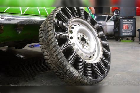 用弹簧替代橡胶轮胎，驾驶起来是啥体验？隔着屏幕都能感受到！弹簧屏幕