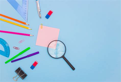 학교와 학생들의 개념 중간에 메모를 위한 빈 사각형 색 종이 그 옆에 돋보기 파란색 배경의 가장자리에 있는 학교와 사무실 문구 상단 보기 텍스트에 대한 여유 공간 0명에