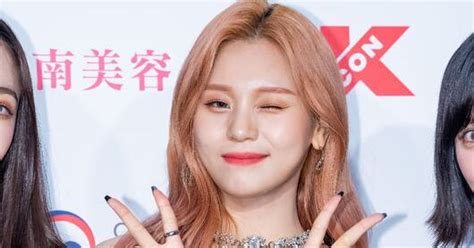 사진 비비지 엄지깜찍한 윙크 날리며 브이