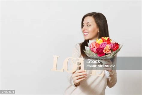 나무 말씀 사랑 아름 다운 장미 꽃의 꽃다발을 들고 젊은 웃는 여자는 흰색 배경에 고립 광고에 대 한 공간을 복사 합니다 성 발렌타인의 날 또는 국제 여성의 날 개념 2월에