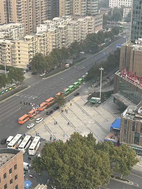 绾歌 On Twitter 郑州中原万达，通知商场和金街必须全部开门，没条件开门的商场帮忙开门，演员成车拉，理发店里全是老爷们在理发