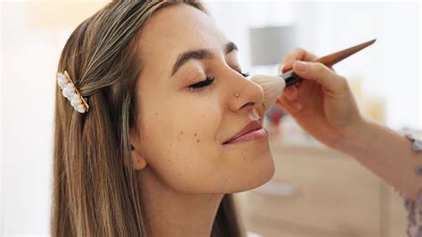 여자 메이크업과 아름다움에 대한 눈 살롱 또는 웃는 여자와 화장품을위한 스튜디오를하십시오 레이디 얼굴 브러시는 모델로서 아름답게 보이고 미소를 짓고 피부를 다루는 메이크업