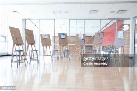 Easel Art Class Photos And Premium High Res Pictures Getty Images