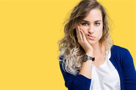 고립 된 배경 위에 아름 다운 젊은 금발 여 자가 피곤 하 고 교차 팔과 우울증 문제에 지 루 보고 생각 게으름에 대한 스톡 사진 및 기타 이미지 Istock